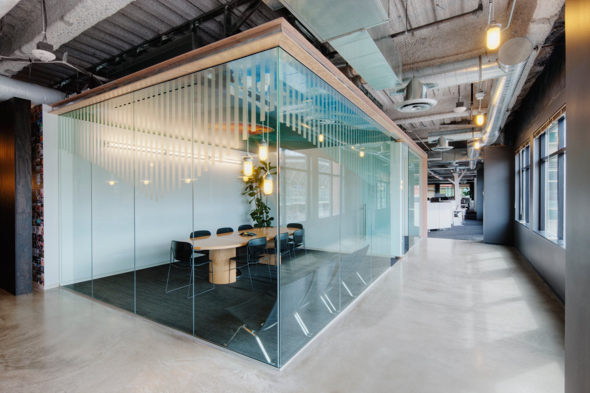 Why Glass Interiors Are Perfect for Co-Working Offices in Sharjah, UAE